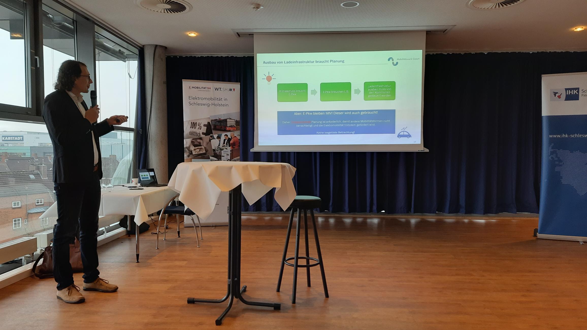 René Pessier und Julia Höhnel von der Mobilitätswerk GmbH beim 10 ...